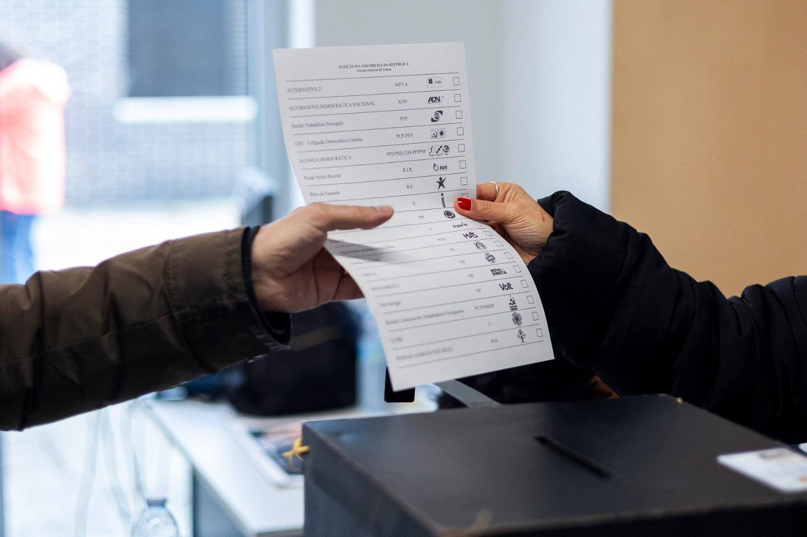 'Entupiu, entupiu'; brasileiros estranham voto em folha de papel A4 em ... 'Entupiu, entupiu'; brasileiros estranham voto em folha de papel A4 em ...