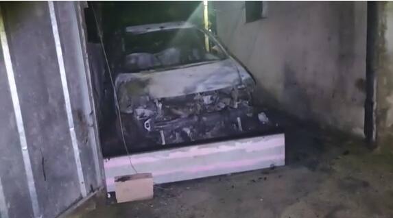 Vídeo: Mulher incendeia casa do ex, que deu marretada na cabeça do ... Vídeo: Mulher incendeia casa do ex, que deu marretada na cabeça do ...