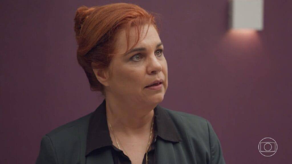 Sem saber de armação, Helena chega ao casamento de Taís acompanhada e ... Sem saber de armação, Helena chega ao casamento de Taís acompanhada e ...
