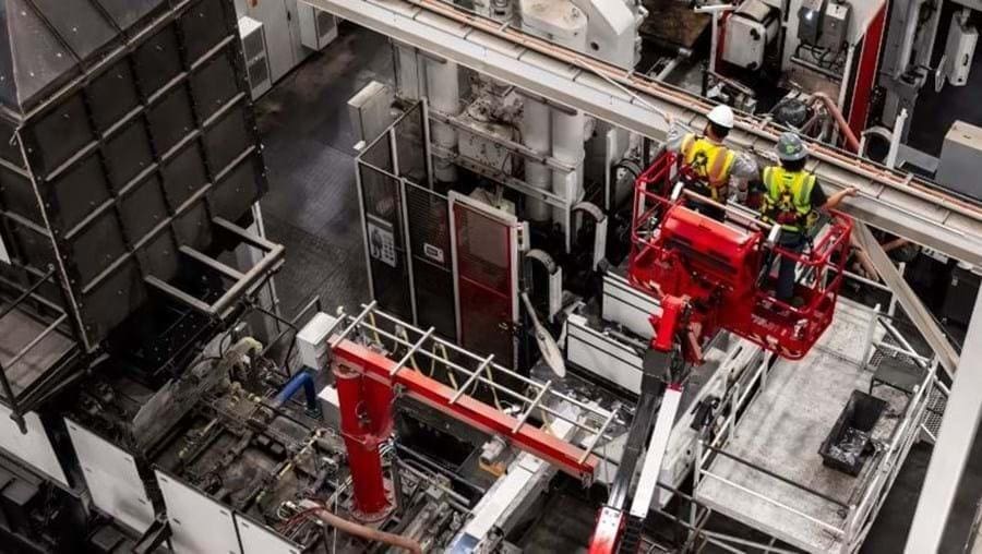 Robô Ataca Engenheiro Em Fábrica Da Tesla E Deixa Rastro De Sangue O